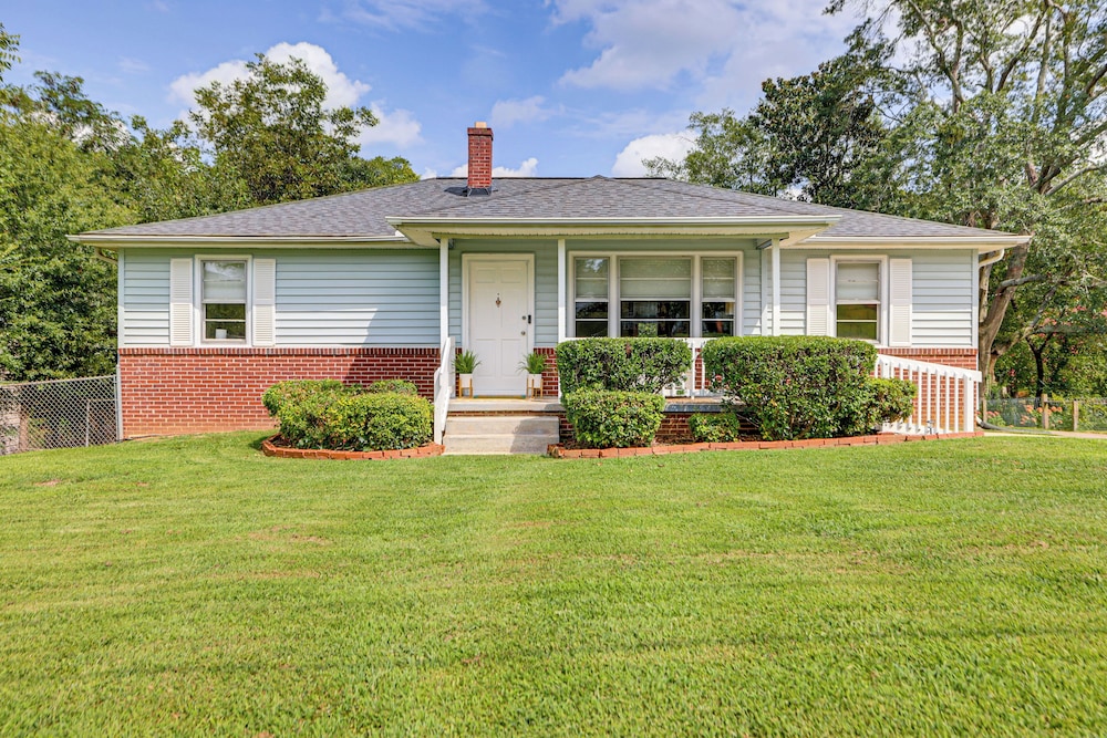 Families Welcome, Fenced Yard: Inviting Greer Home - Greer, SC
