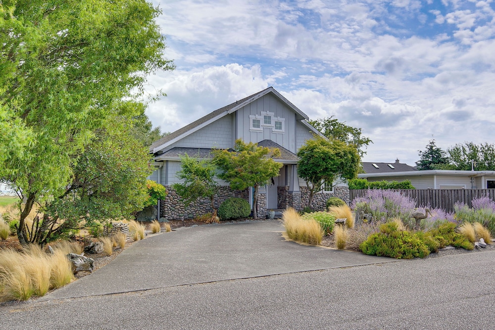 Steps To Beach: Home W/ Hot Tub In Oak Harbor! - Oak Harbor, WA