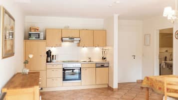 Apartamento | Cozinha privada | Geladeira, micro-ondas, cooktop, cafeteira/chaleira