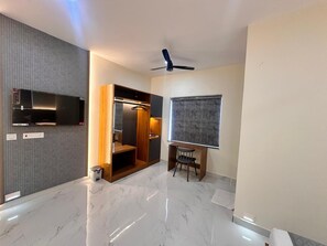 Quarto Duplo ou Twin Básico, Vista para a cidade | Secretária adequada para computadores portáteis, ferro/tábua de engomar 