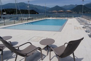 Piscina exterior sazonal, guarda-sóis, espreguiçadeiras