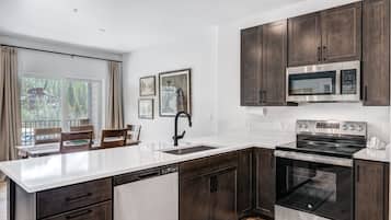 Apartamento em Condomínio Fechado, 2 quartos | Cozinha privada | Uma cafeteira/bule