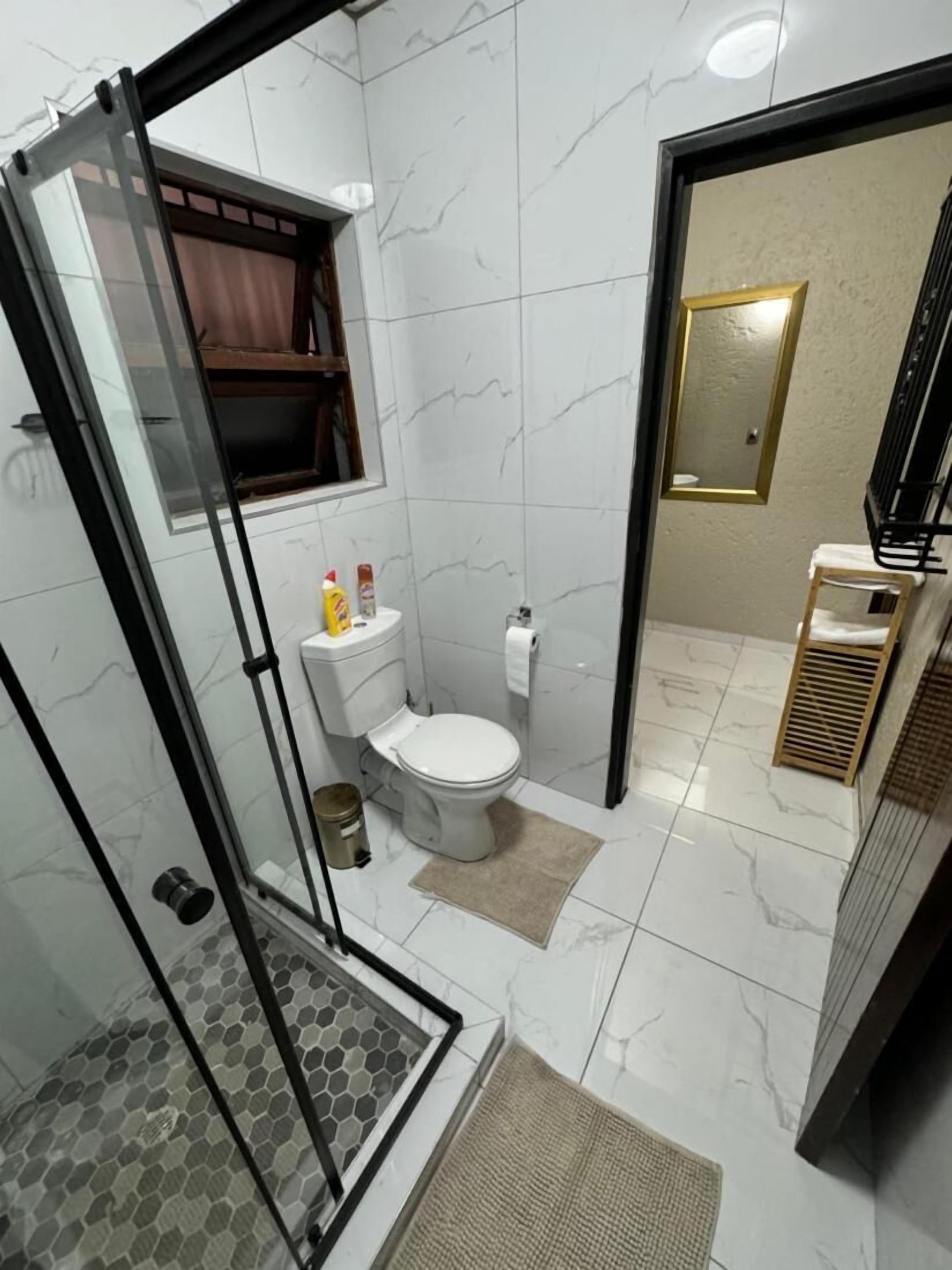 Apartamento, 1 quarto, para fumantes | Banheiro | Roupões de banho, papel higiênico