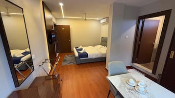 Suite Room | Individualmente mobiliados, escrivaninha