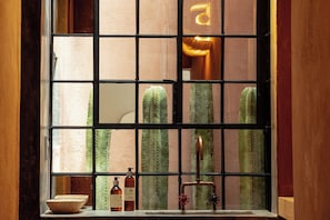 Quarto Duplo Standard, vista para o pátio | Casa de banho | Um polibã, um secador de cabelo, chinelos, toalhas fornecidas