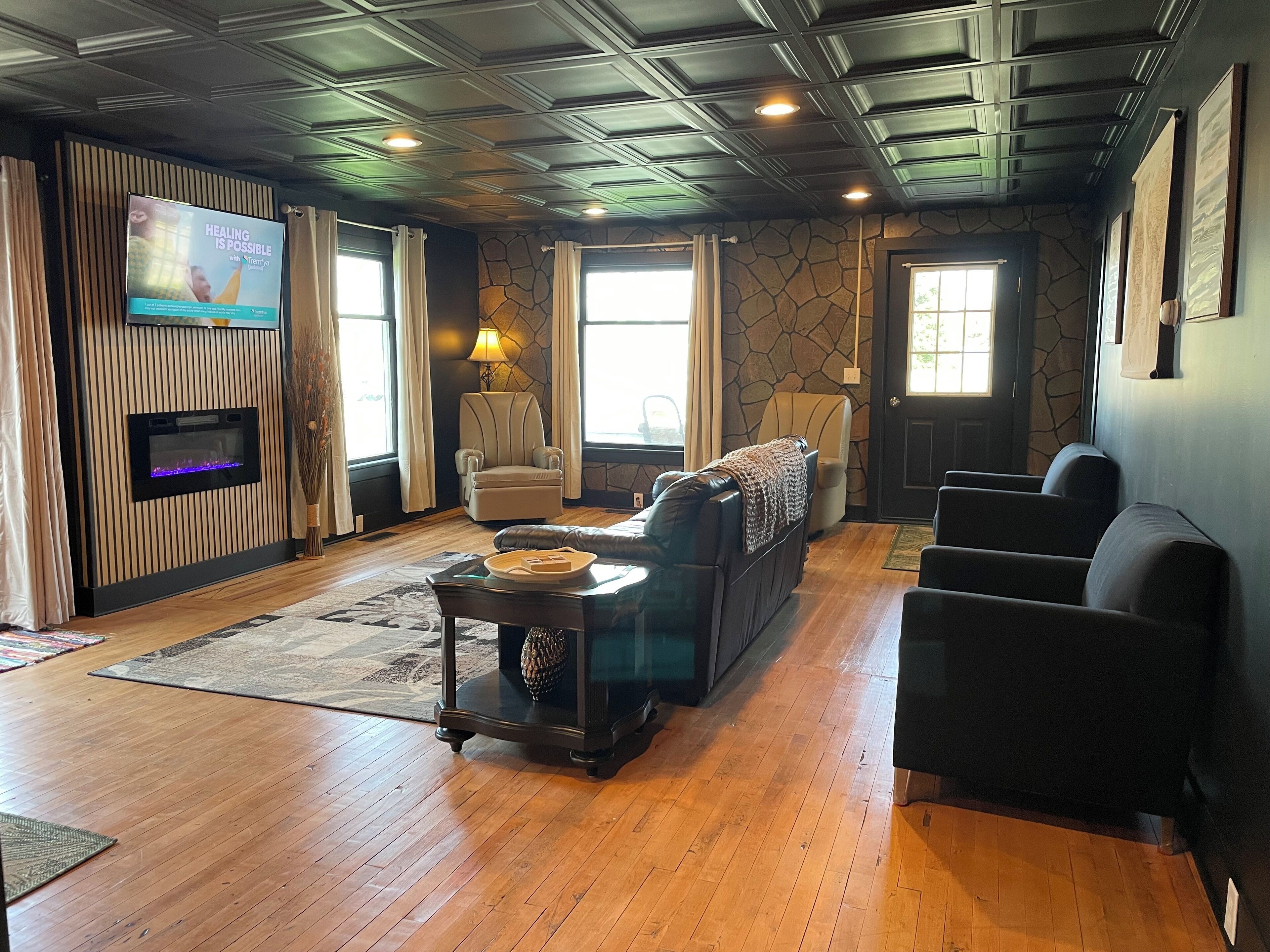 Nibi House - In Town 3br Home W/ Fire Pit, Large Driveway & Pet-friendly - East Jordan, MI