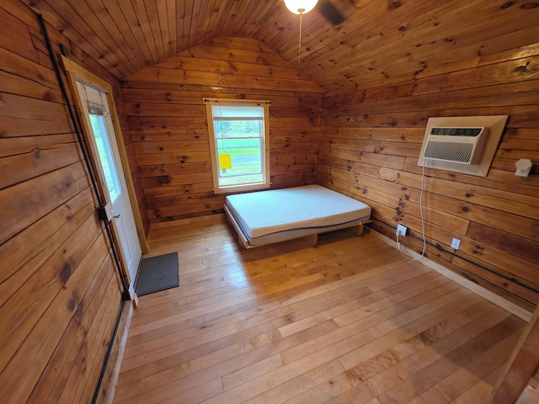 Charming Rustic Cabin #5 Near Canal - Seneca Lake, NY