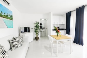 Estúdio, varanda, vista para a piscina | Sala de estar