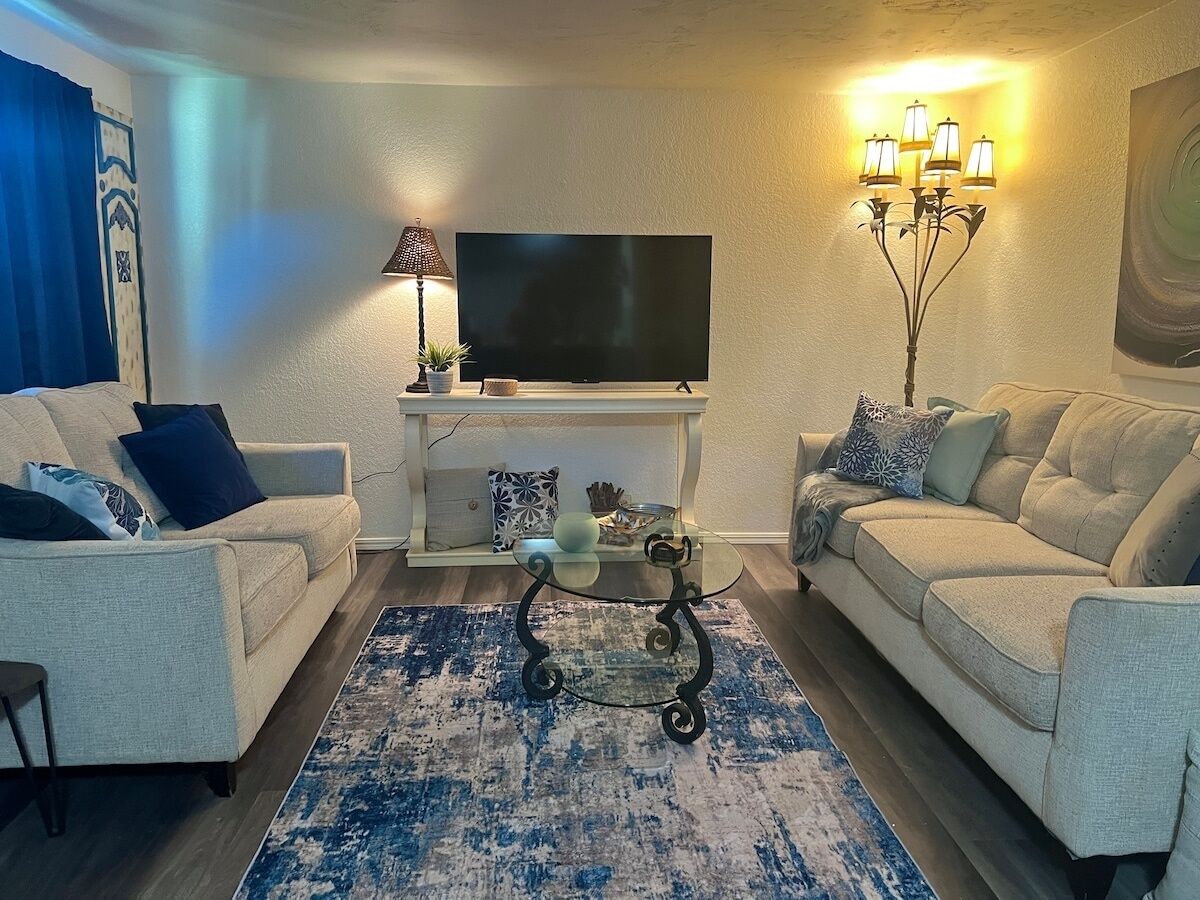 Where Buffalo Roam. Sleeps 5. Wi-fi. Fenced Yard. - Yukon, OK