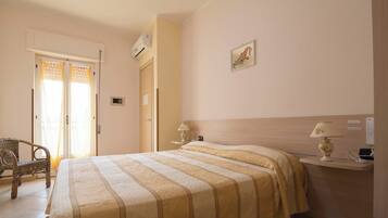 Quarto Duplo, varanda, vista para o mar | Secretária, cortinas/cortinados opacos, Wi-fi grátis