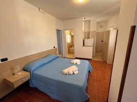 Quarto Triplo, vista parcial para o mar | Secretária, cortinas/cortinados opacos, Wi-fi grátis 
