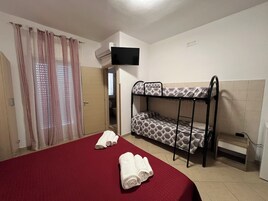 Quarto quádruplo, sacada, vista parcial para o mar | Escrivaninha, cortinas blackout, Wi-Fi de cortesia