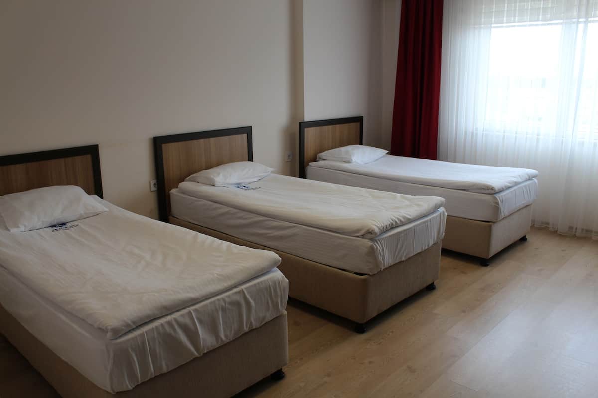 Quarto Quádruplo | Secretária, Wi-fi grátis, roupa de cama fornecida