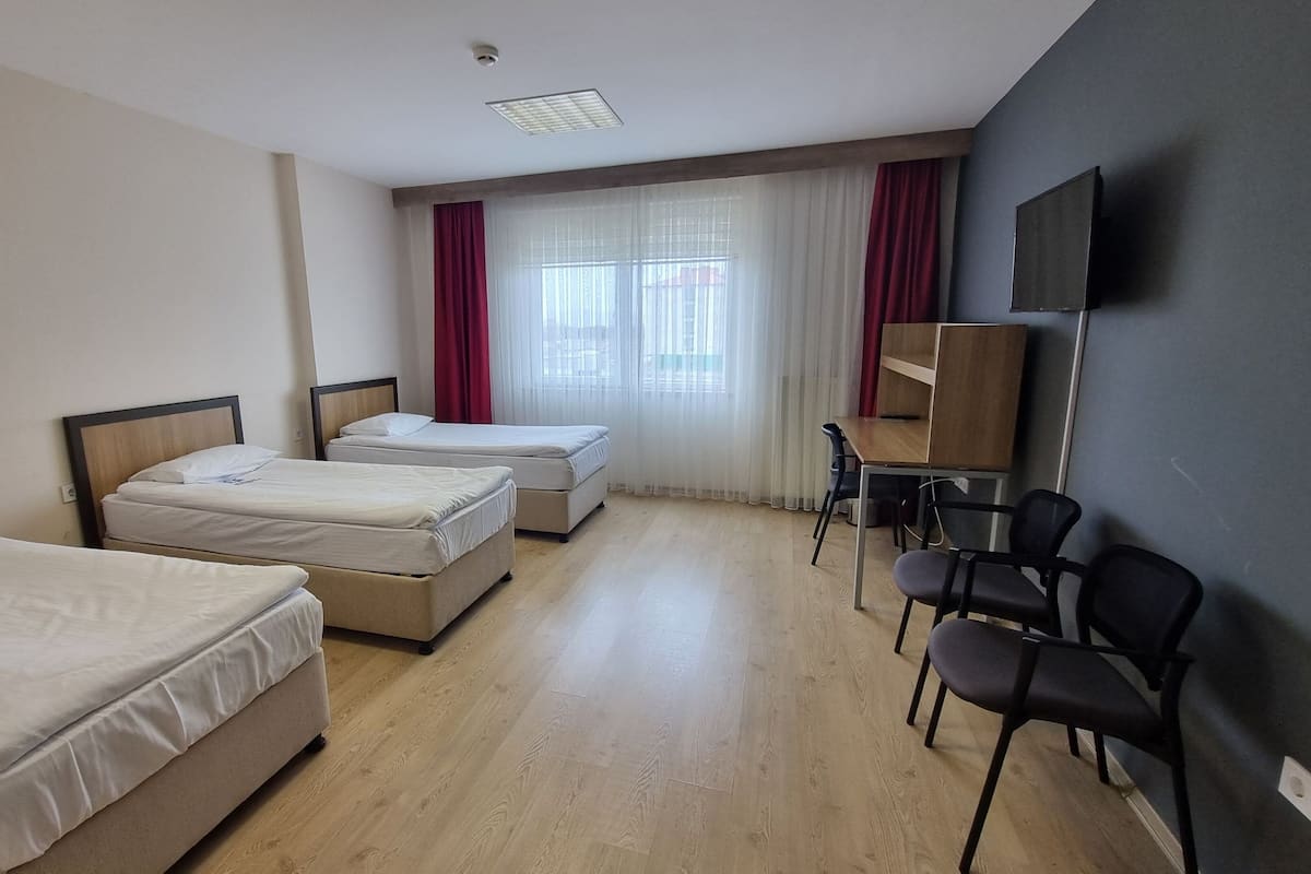 Quarto Triplo | Secretária, Wi-fi grátis, roupa de cama fornecida