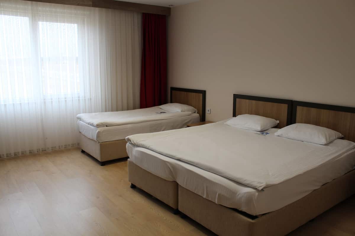 Quarto Triplo | Secretária, Wi-fi grátis, roupa de cama fornecida