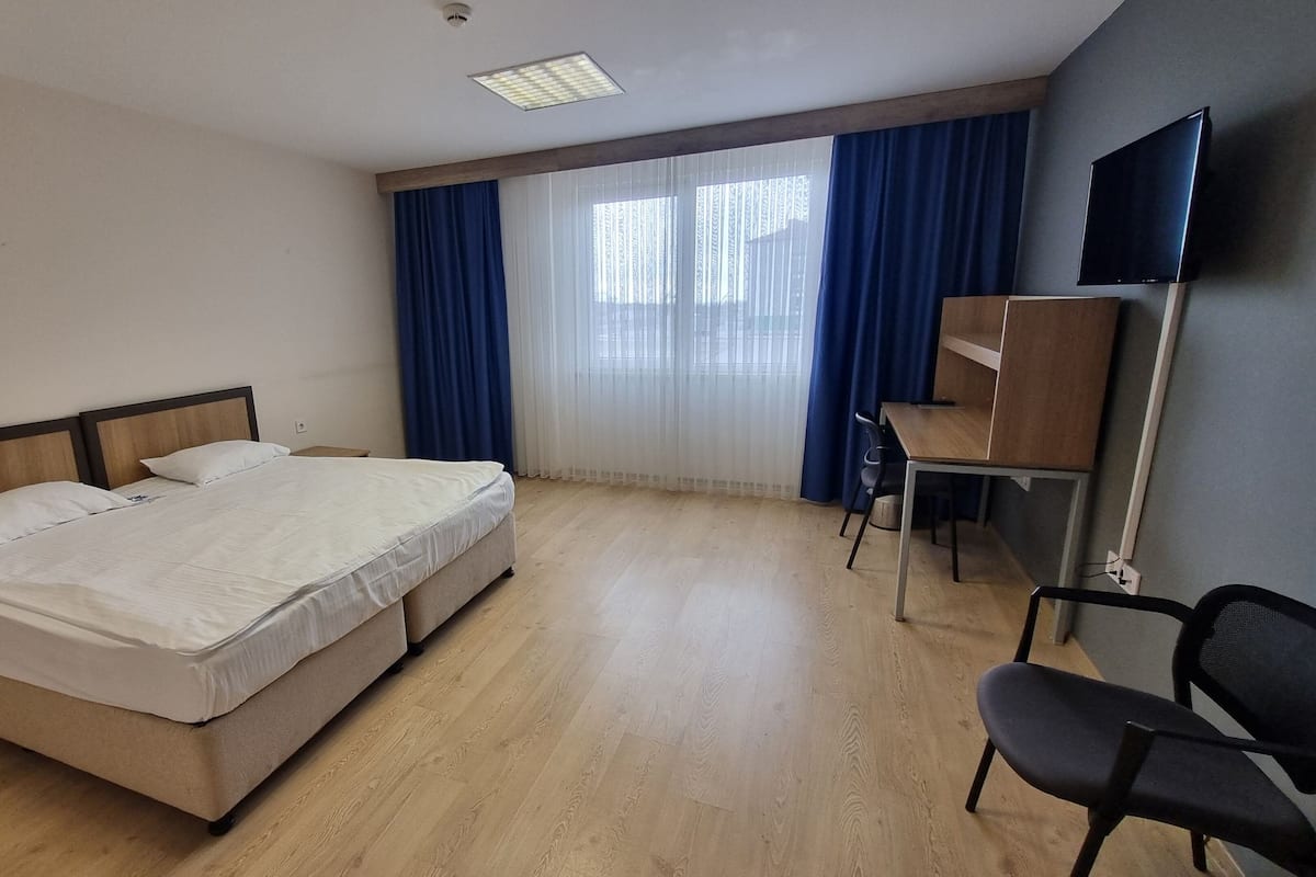 Quarto Duplo | Secretária, Wi-fi grátis, roupa de cama fornecida