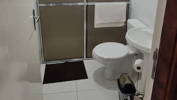 Dormitório compartilhado econômico | Banheiro