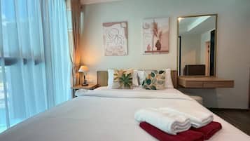 Suite-Estúdio Superior, vista para a piscina | Cofre no quarto, secretária