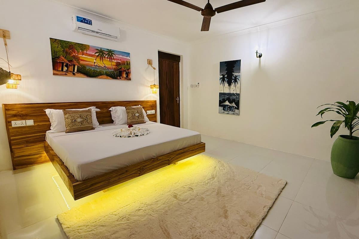 Quarto Duplo Deluxe, varanda, vista para o oceano | Secretária, ferro/tábua de engomar, Wi-fi grátis