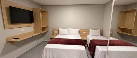 Quarto casal ou duplo clássico, vista para a cidade | Escrivaninha, espaço de trabalho para notebook, Wi-Fi de cortesia