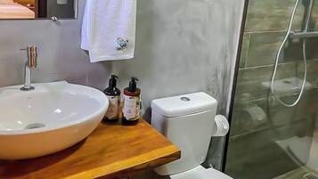 Quarto Duplo Comfort para 1 Pessoa, várias camas | Casa de banho | Um polibã, um secador de cabelo, toalhas fornecidas, sabão