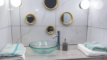 Quarto Standard, vista para o jardim | Casa de banho | Um polibã, toalhas fornecidas, sabão, champô