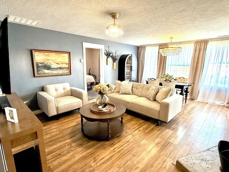 Charming 1920s Cottage Retreat Modern Comfort, Vintage Soul - 아이다호