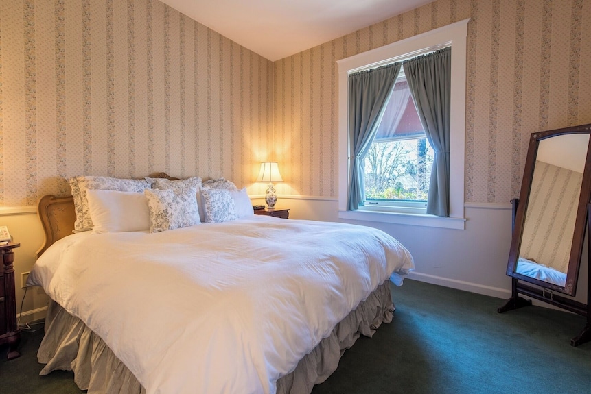 Elegant Suite Near Charles M. Schulz Museum Perfect For Couples + Wine Lovers - Santa Rosa, CA