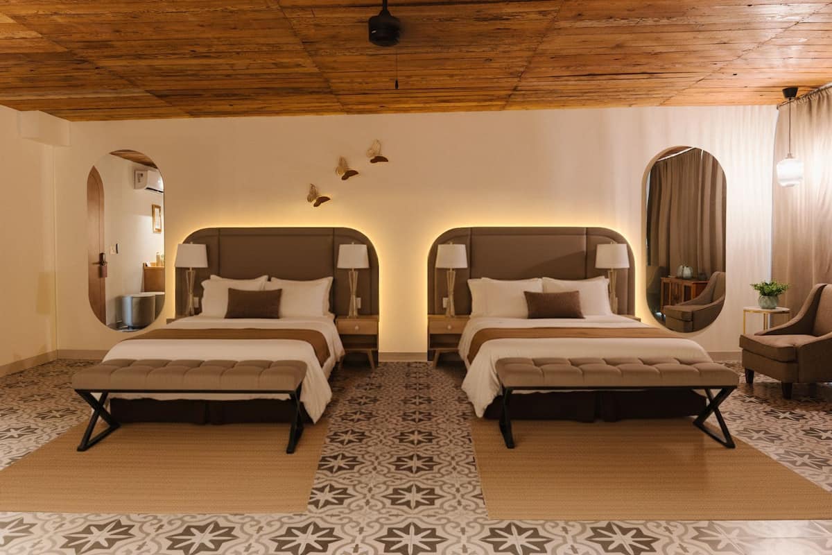 Quarto Duplo Deluxe | Edredões de penas, camas de colchão viscoelástico, minibar