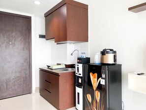 Apartamento Standard | Cozinha privada | Um frigorífico, utensílios de cozinha 