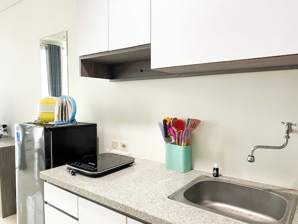Apartamento standard | Cozinha privada | Talheres/pratos/utensílios de cozinha