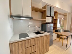 Apartamento Standard | Cozinha privada | Um frigorífico, utensílios de cozinha