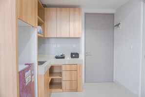Apartamento Standard | Cozinha privada | Um frigorífico, uma placa de cozinha, utensílios de cozinha