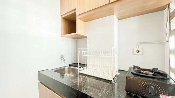 Apartamento standard | Cozinha privada | Talheres/pratos/utensílios de cozinha