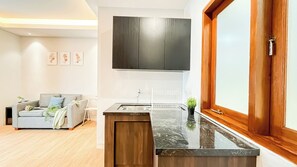 Apartamento standard | Cozinha privada | Talheres/pratos/utensílios de cozinha