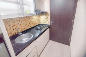 Apartamento standard | Cozinha privada | Geladeira, talheres/pratos/utensílios de cozinha