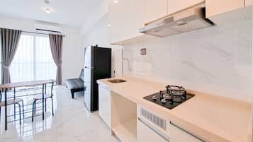 Apartamento standard | Cozinha privada | Talheres/pratos/utensílios de cozinha