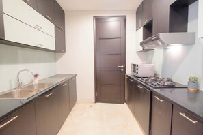 Apartamento Standard | Cozinha privada | Um frigorífico, utensílios de cozinha