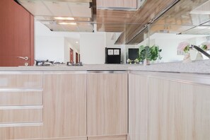 Apartamento standard | Cozinha privada | Talheres/pratos/utensílios de cozinha