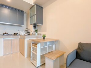 Apartamento standard | Cozinha privada | Talheres/pratos/utensílios de cozinha