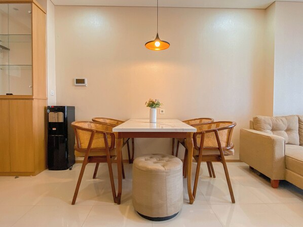 Apartamento Deluxe | Refeições no quarto
