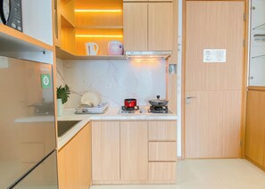 Apartamento Deluxe | Cozinha privada | Utensílios de cozinha 