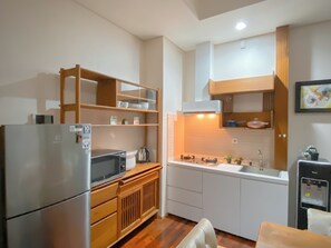 Apartamento luxo | Cozinha privada | Talheres/pratos/utensílios de cozinha