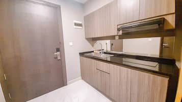 Apartamento Deluxe | Cozinha privada | Utensílios de cozinha