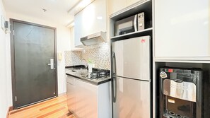 Apartamento Deluxe | Cozinha privada | Utensílios de cozinha