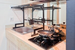 Apartamento luxo | Cozinha privada | Geladeira, cooktop, talheres/pratos/utensílios de cozinha