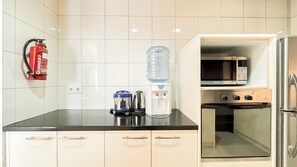 Apartamento Deluxe | Cozinha privada | Um frigorífico, um micro-ondas, um forno, uma placa de cozinha