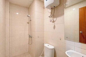 Apartamento luxo | Banheiro | Chuveiro, produtos de toalete grátis, toalhas de banho
