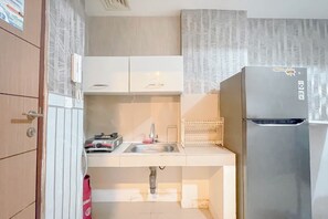 Apartamento luxo | Cozinha privada | Geladeira, cooktop, talheres/pratos/utensílios de cozinha