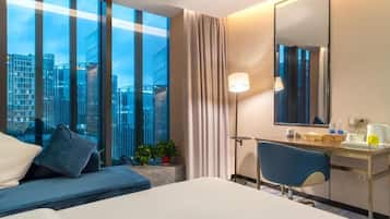 Quarto Duplo Comfort, Vista para a cidade | Secretária, secretária adequada para computadores portáteis